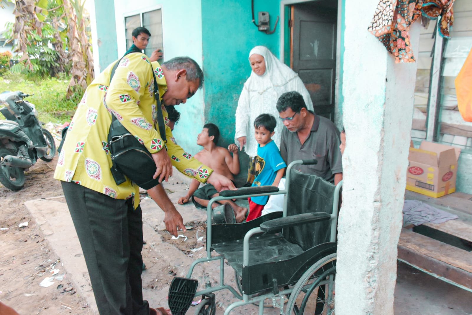 Sebelum Buka Bersama di Kuok, Pj Bupati Kampar Jenguk Warga Kurang ... Sebelum Buka Bersama di Kuok, Pj Bupati Kampar Jenguk Warga Kurang ...