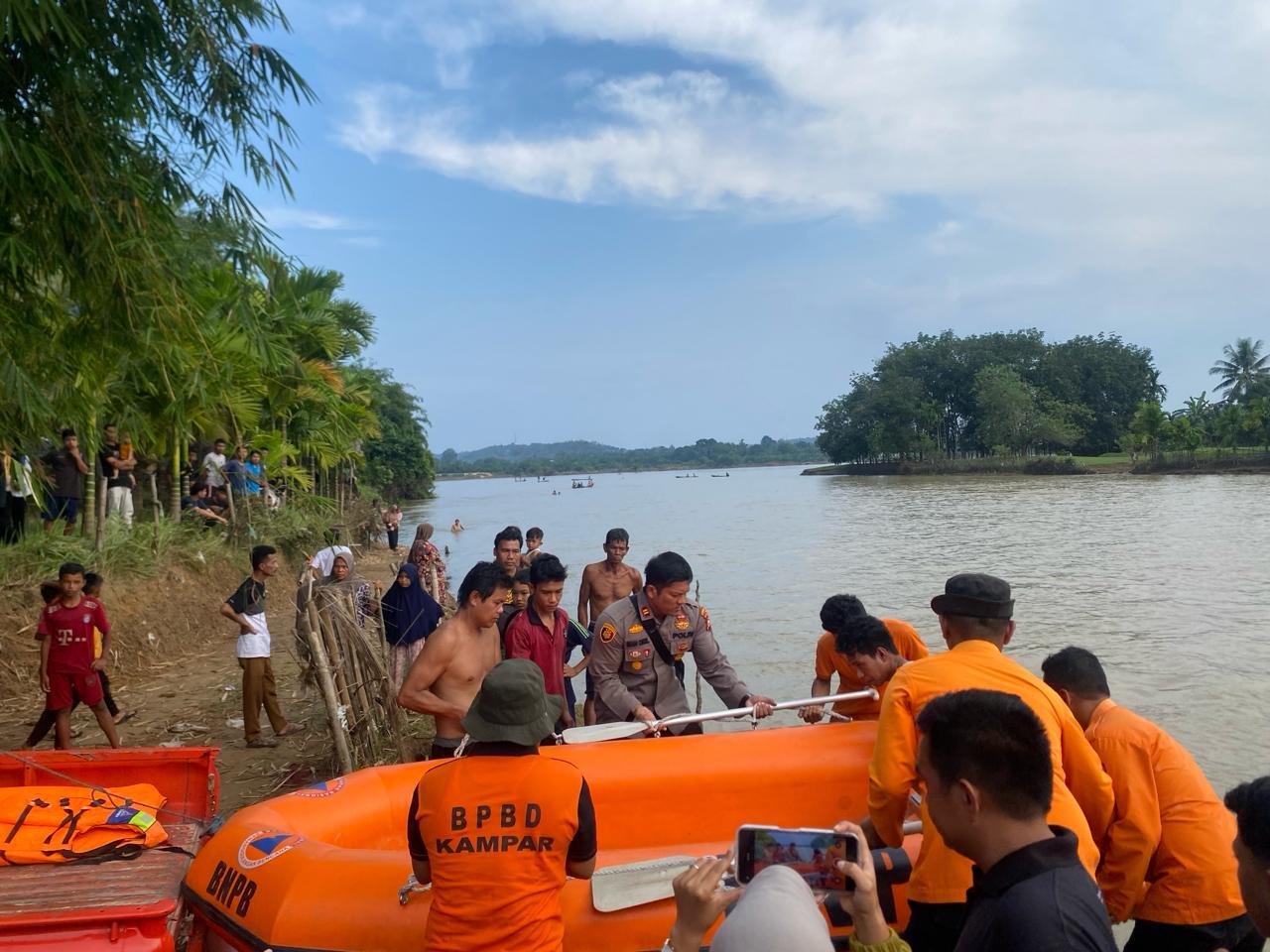 Sampan Terbalik, 5 Orang Tenggelam dan Seorang Balita 4 Tahun Belum ... Sampan Terbalik, 5 Orang Tenggelam dan Seorang Balita 4 Tahun Belum ...